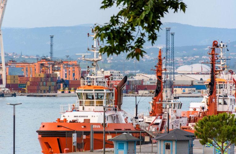 Luka Koper ima pomembno vlogo ne le za logistični sektor, temveč za ...